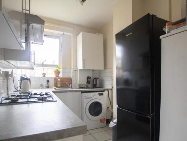 3 bedroom flat for rent in Avondale House, Avondale Square, London, SE1