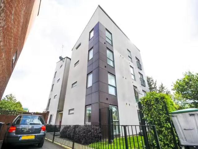 3 bedroom flat for rent in Aviation Avenue, Hatfield, Hertford.