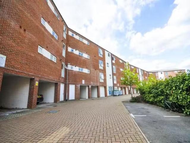 3 bedroom flat for rent in Aviation Avenue, Hatfield, Hertford.