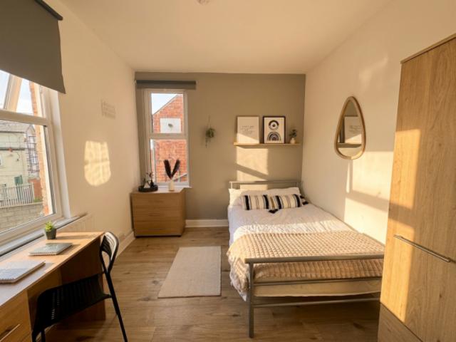 3 bedroom flat for rent in b Peveril Street 3 bed, Arboretum, East Midlands, NG7