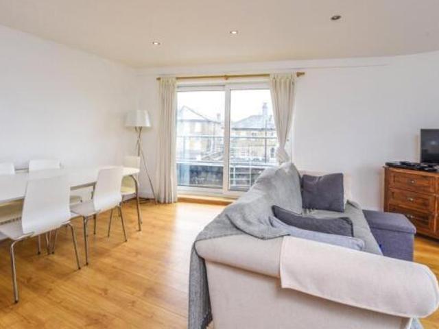 3 bedroom flat for rent in Balham High Road, Balham, SW12