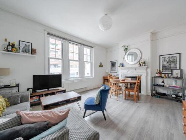 3 bedroom flat for rent in Balham Hill, London, SW12
