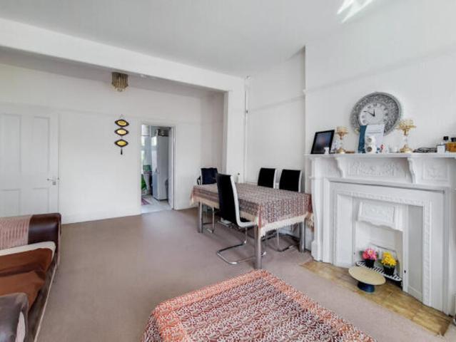 3 bedroom flat for rent in Ballards Lane, London, N3