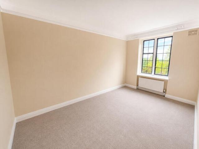 3 bedroom flat for rent in Balliol House, Manorfields, SW15