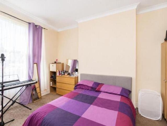 3 bedroom flat for rent in Barclay Road, London, SW6