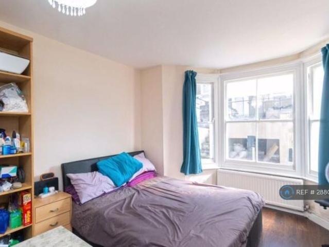 3 bedroom flat for rent in Barclay Road, London, SW6