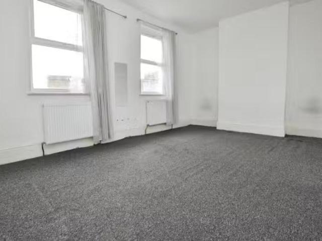 3 bedroom flat for rent in Barking Road, London, E13