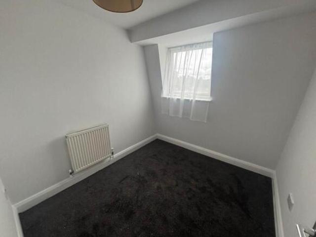 3 bedroom flat for rent in Barking Road, Plaistow, London, E13