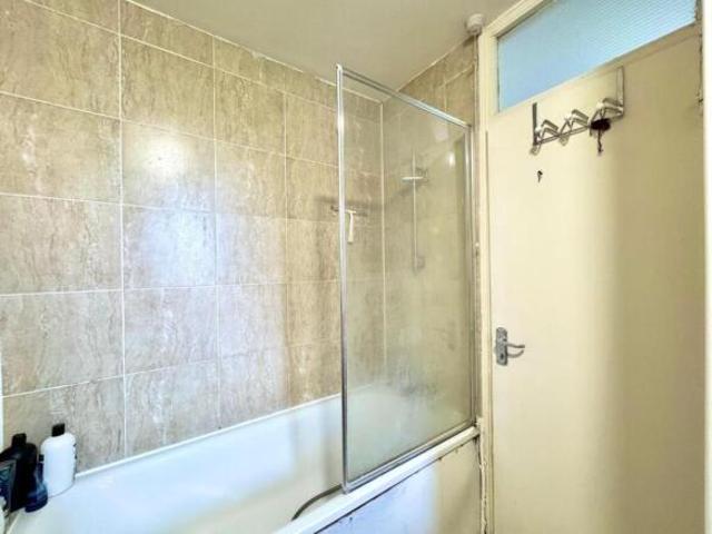 3 bedroom flat for rent in Barnardo Street, London, E1
