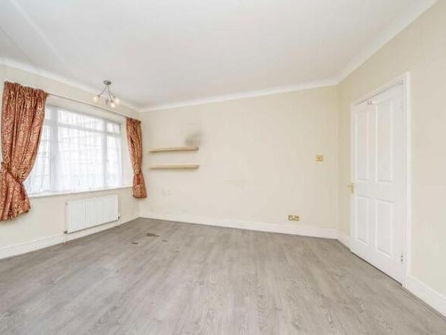3 bedroom flat for rent in Barons Keep, West Kensington, W14