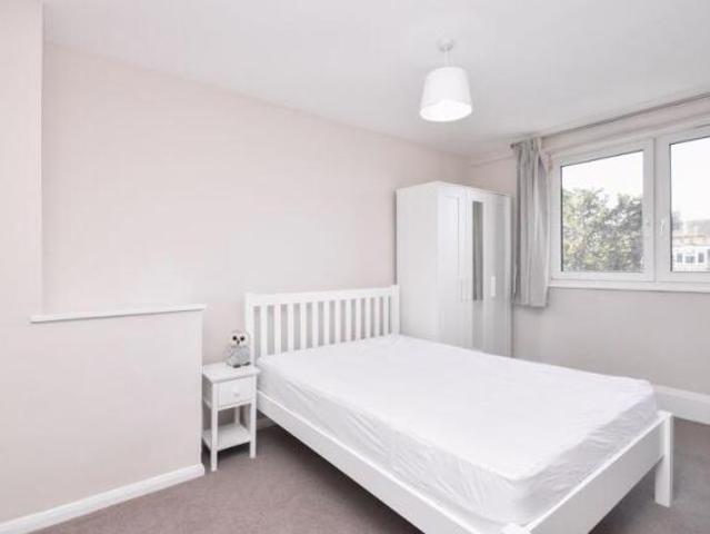 3 bedroom flat for rent in Barringer Square, London, SW17