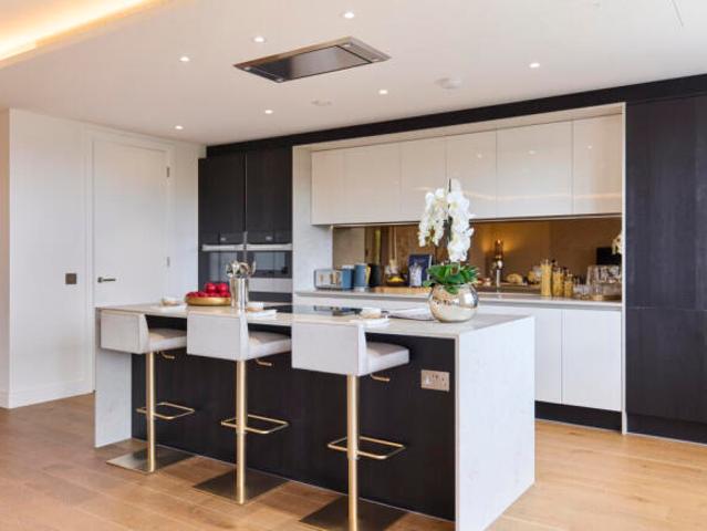 3 bedroom flat for rent in Bayswater Road, London, W2