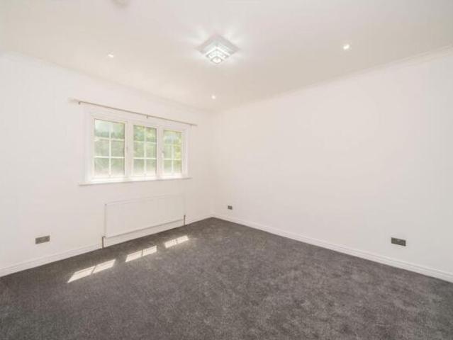 3 bedroom flat for rent in Beatrice Avenue, London, SW16