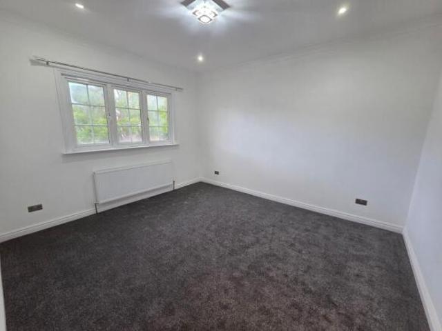 3 bedroom flat for rent in Beatrice Avenue, London, SW16