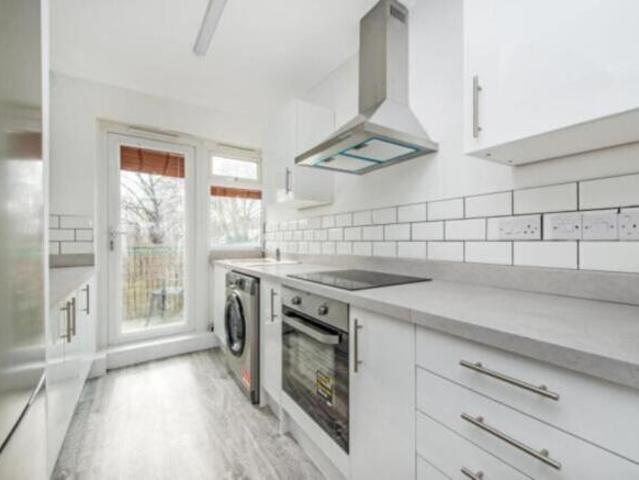3 bedroom flat for rent in Beaumont Square, Mile End, London, E1