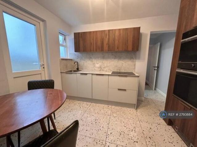 3 bedroom flat for rent in Bear Road, Brighton, BN2