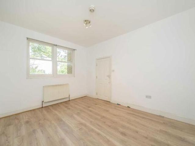 3 bedroom flat for rent in Becondale Road, Norwood, SE19