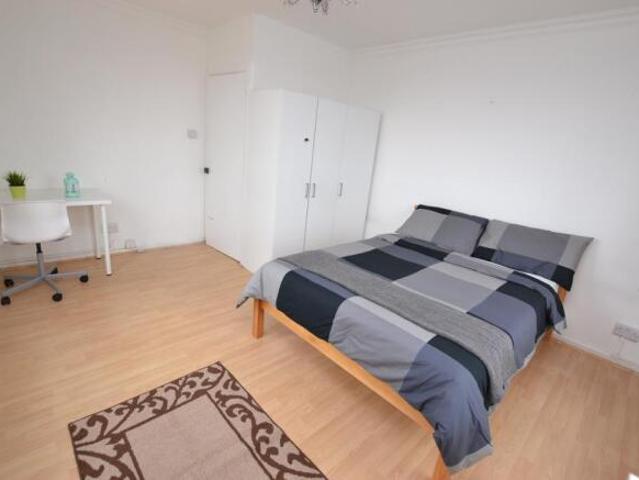 3 bedroom flat for rent in Biggerstaff Street, London, N4 3NH, N4