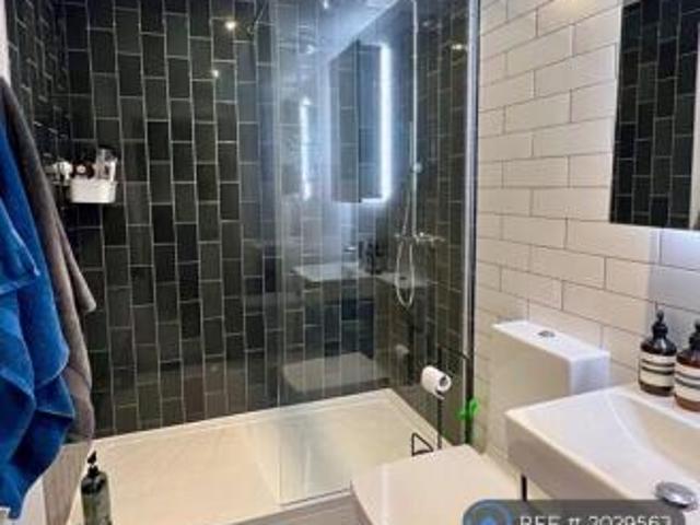 3 bedroom flat for rent in Bonnet St, London, E16