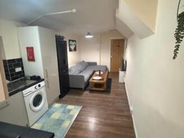 3 bedroom flat for rent in Boleyn Road, London, E7