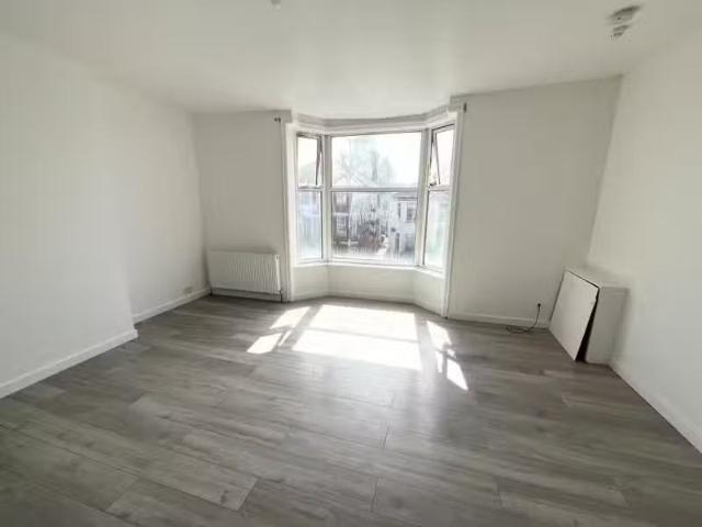 3 bedroom flat for rent in Bournemouth Road, Poole, BH14