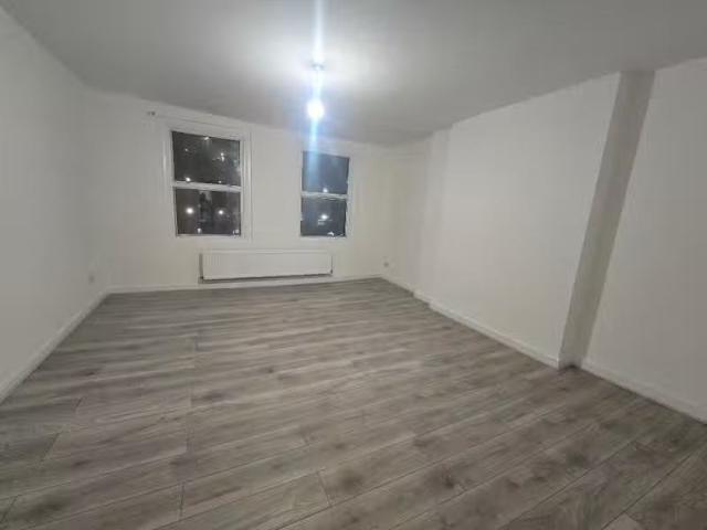 3 bedroom flat for rent in Bow Road, London, E3