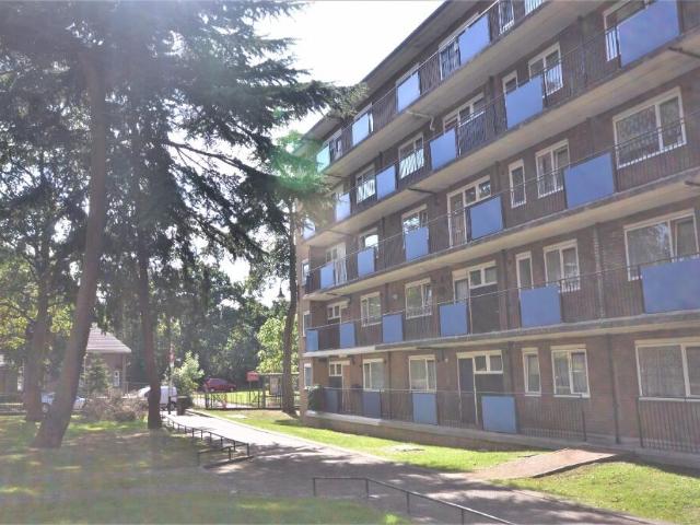 3 bedroom flat for rent in Bowen Drive, West Dulwich, London, SE21