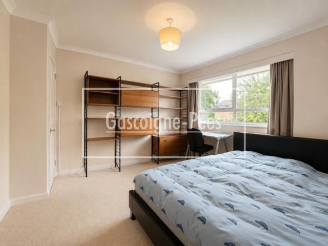 3 bedroom flat for rent in Boxgrove Road, Guildford, GU1