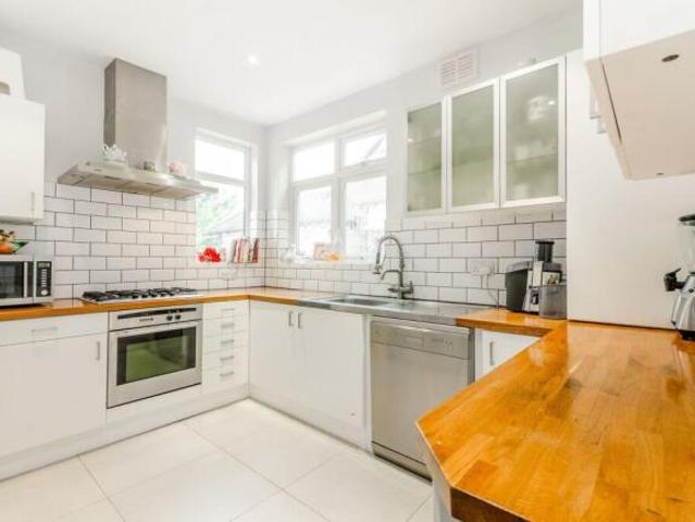 3 bedroom flat for rent in Brownlow Road, N11, Harringay, London, N11