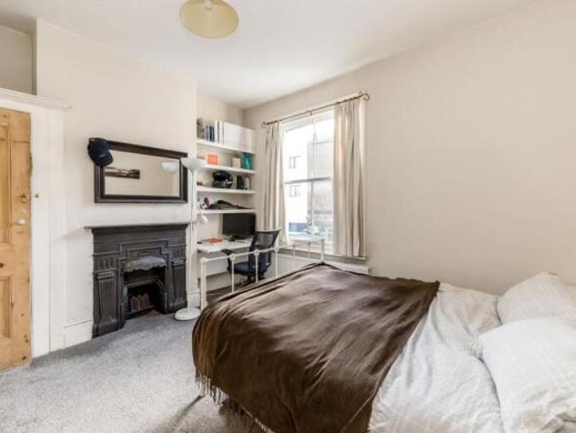 3 bedroom flat for rent in Broadwater Road, Tooting, SW17