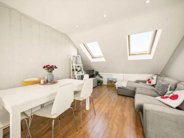 3 bedroom flat for rent in Brocklebank Road, Earlsfield, SW18
