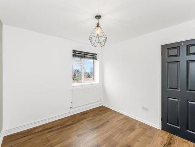 3 bedroom flat for rent in Broomhill Court, Woodford Green, IG8