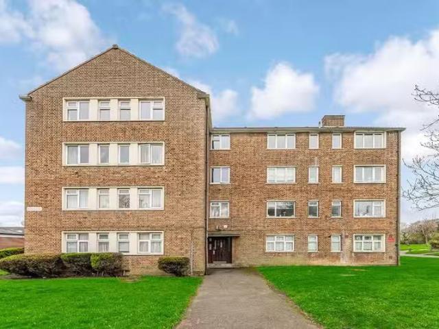 3 bedroom flat for rent in Broomhill Court, Woodford Green, IG8