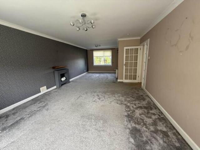 3 bedroom flat for rent in Broomhill Avenue, Malletsheugh, G77
