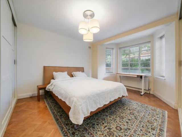 3 bedroom flat for rent in Bracknell Gate, Frognal Lane, Hampstead, London NW3