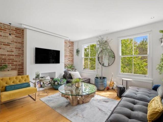 3 bedroom flat for rent in Bramber Road, Barons Court, W14