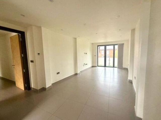 3 bedroom flat for rent in Bramley Road, London, N14