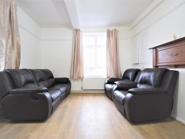 3 bedroom flat for rent in Brixton Road, Brixton, SW9