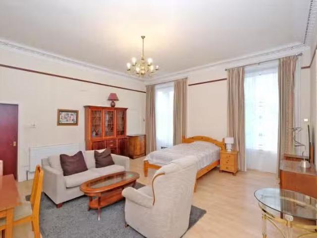 3 bedroom flat for rent in Bridge Street, City Centre, Aberdee.