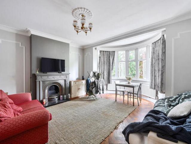 3 bedroom flat for rent in Bridge Road, Sutton, SM2