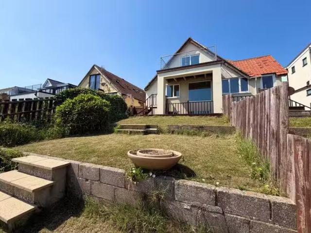 3 bedroom flat for rent in Brighton Road, Lancing, BN15