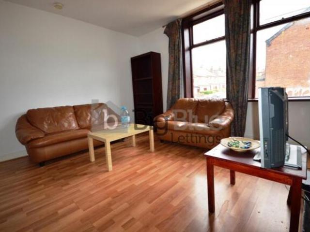 3 bedroom flat for rent in Brudenell Grove, Leeds, West Yorkshire, LS6