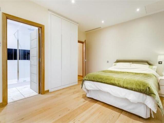 3 bedroom flat for rent in Buckingham Palace Road, Pimlico and Westminster, SW1W
