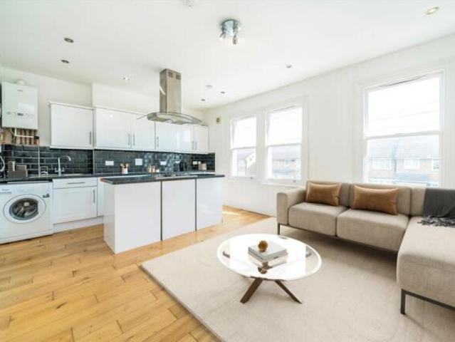 3 bedroom flat for rent in Buckleigh Road, Streatham, SW16