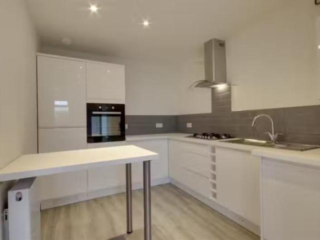 3 bedroom flat for rent in Burlington Road, Enfield, EN2