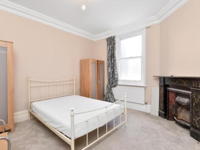 3 bedroom flat for rent in Camberwell New Road, London, SE5