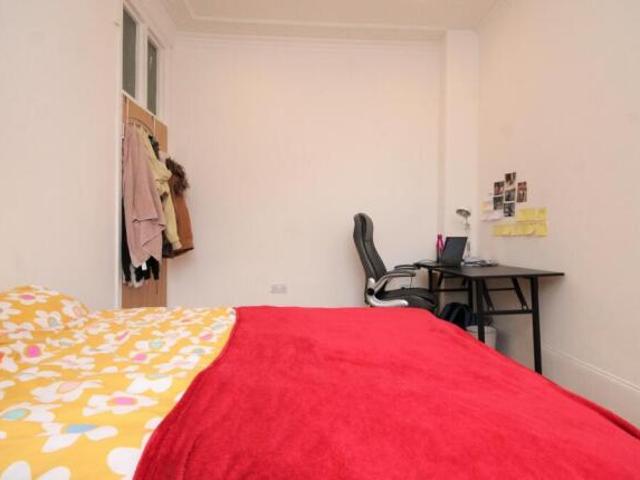 3 bedroom flat for rent in Camden Road, Camden Town, NW1