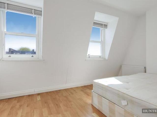 3 bedroom flat for rent in Camden Road, London NW1