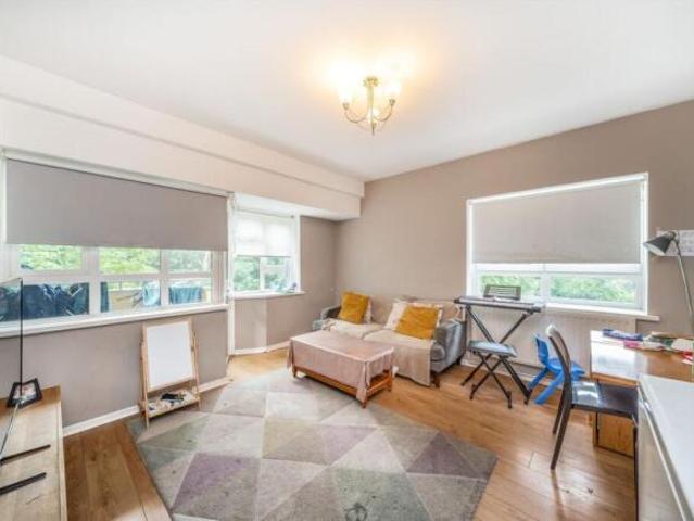 3 bedroom flat for rent in Campbell Close, London, SE18