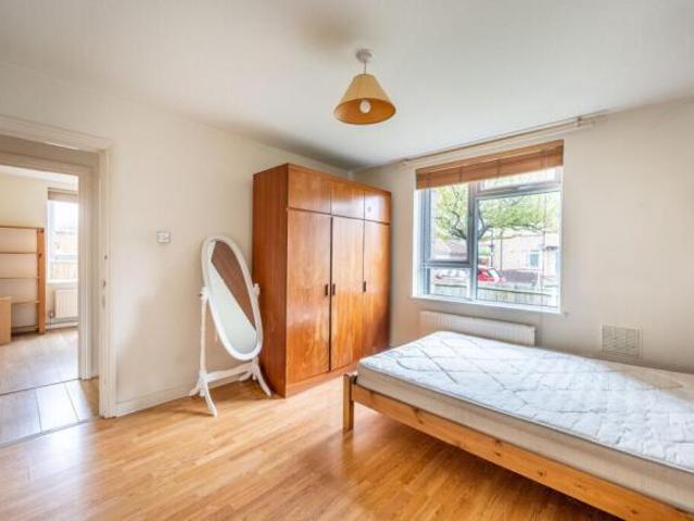 3 bedroom flat for rent in Canada Crescent, Acton, London, W3